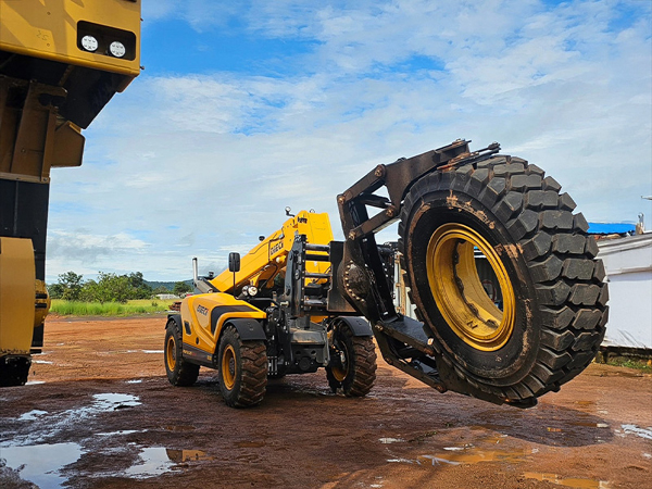 Meet Hercules: The Heavy-Duty Telehandler | Supply Post - Canada's #1 ...